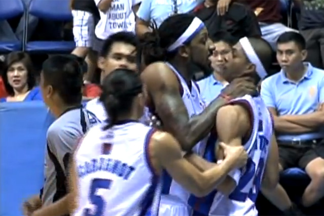 Renaldo Balkman chokes Arwind Santos - Video | PBA Slam
