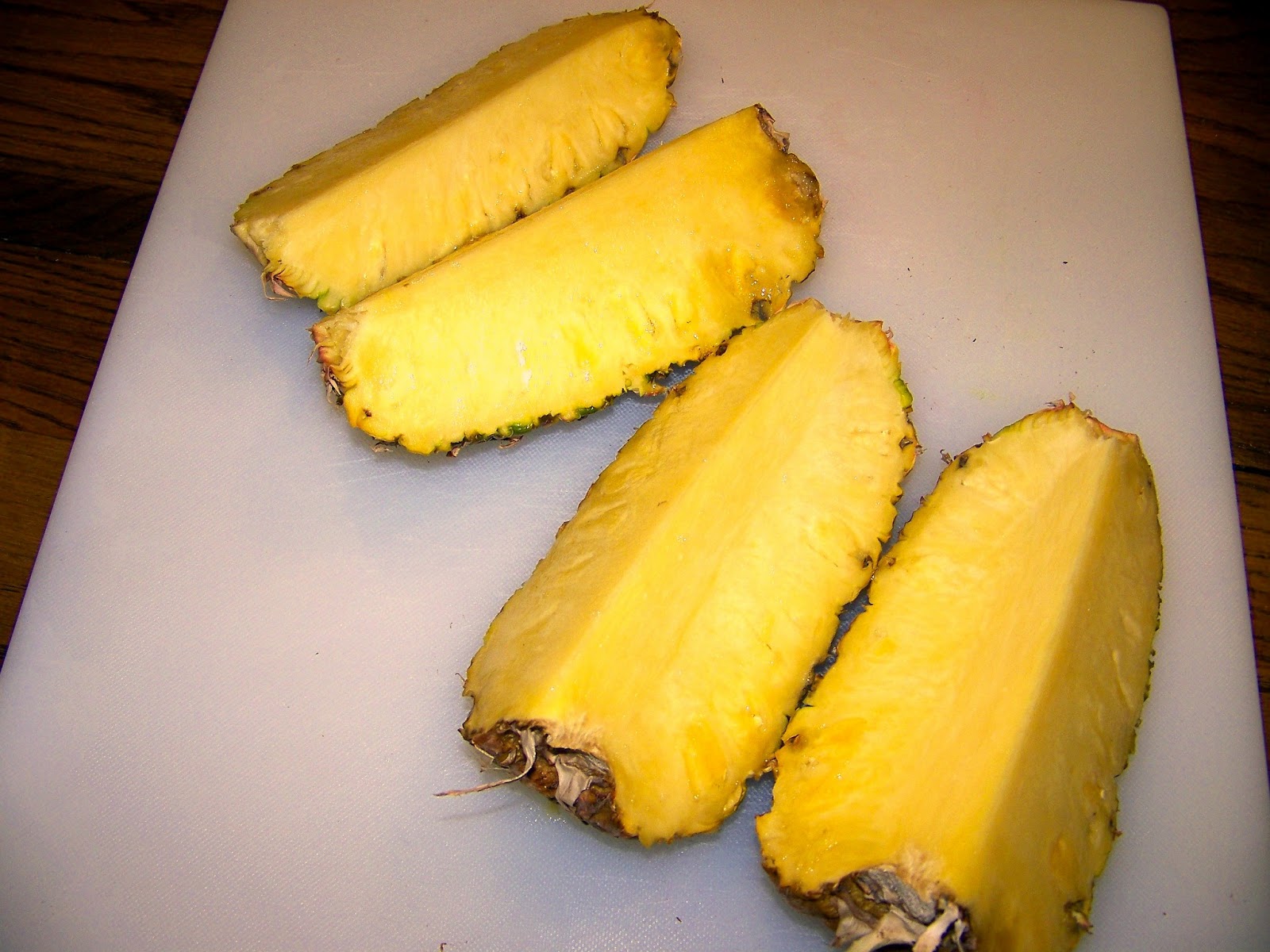 NannaSecond: Preparing Fresh Pineapple