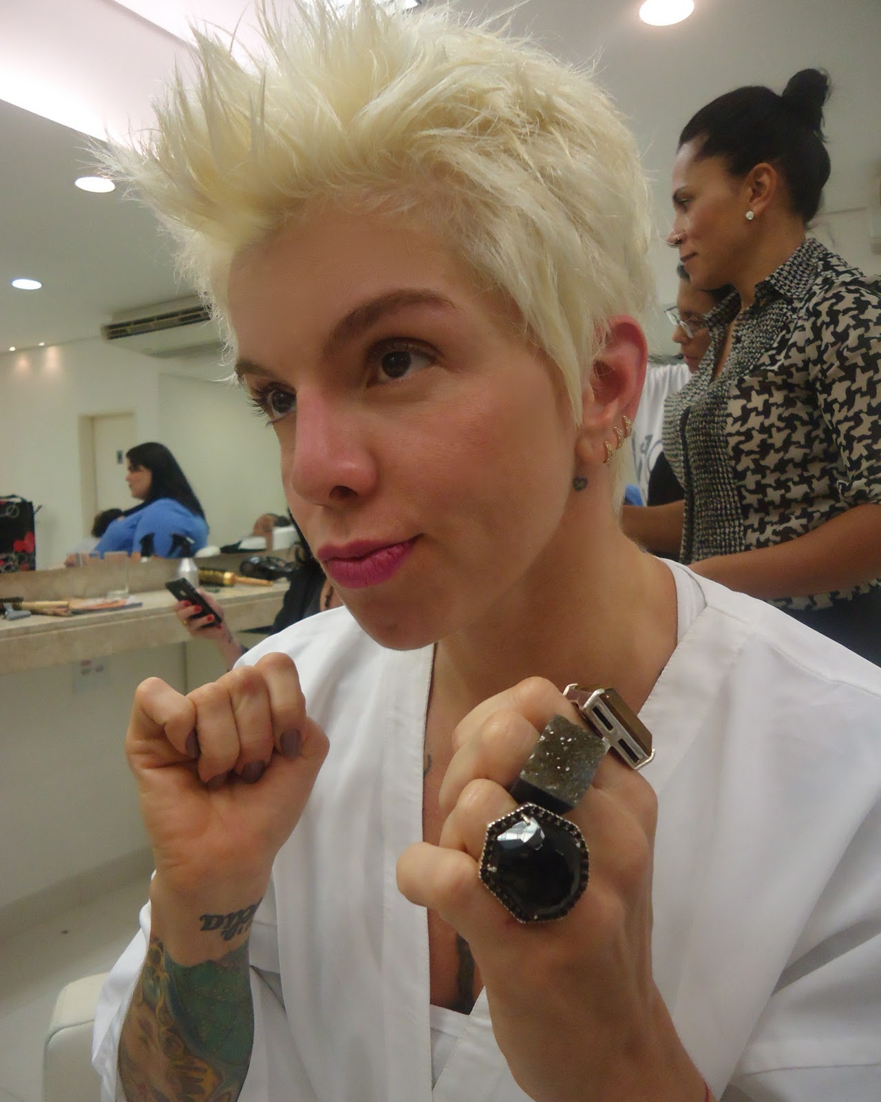 RL DESABAFO: Penélope Nova muda o visual e fica loiríssima.