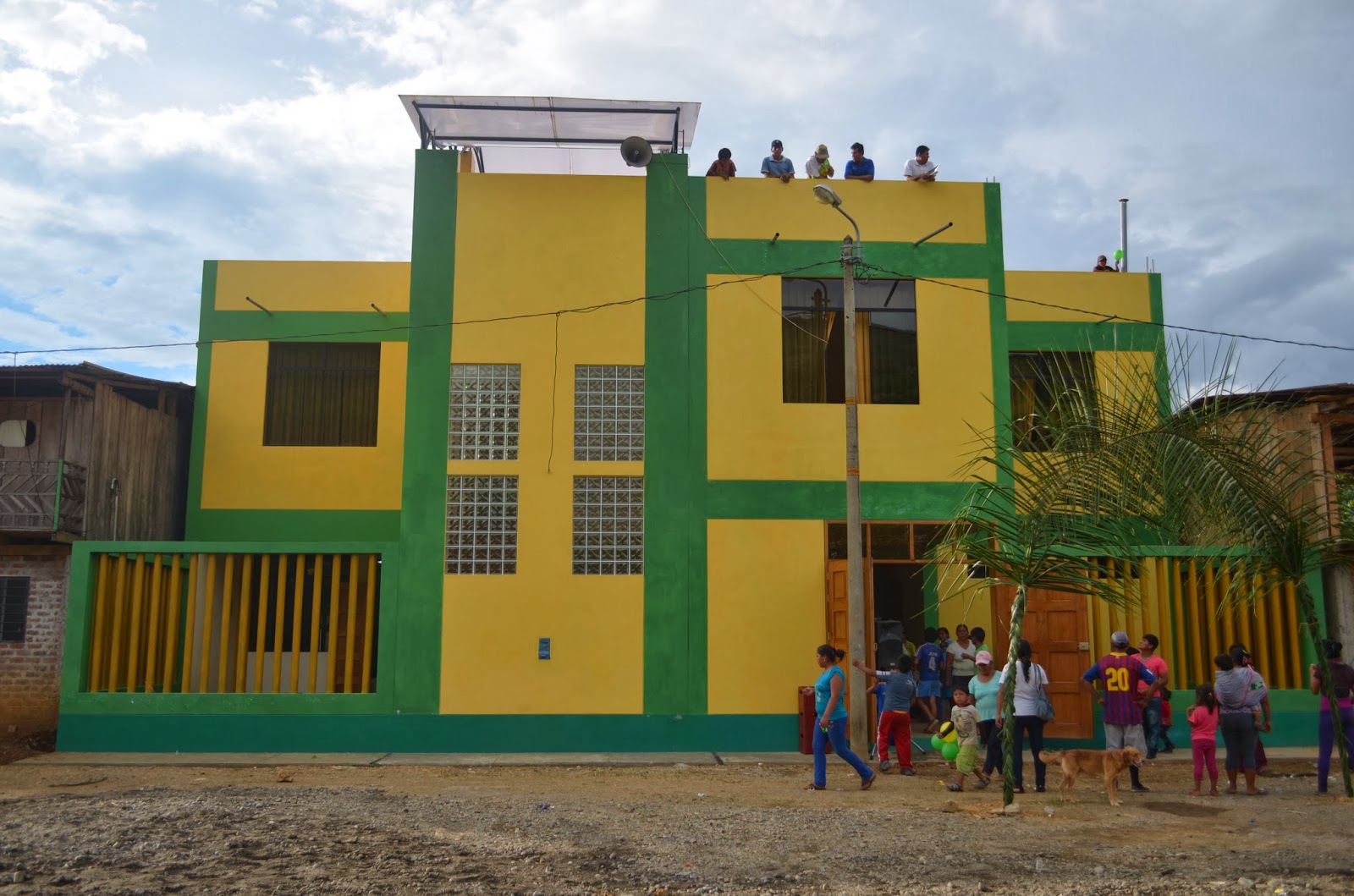 Municipalidad Distrital de Kimbiri -VRAEM: INAUGURACION DE CASA COMUNAL ...