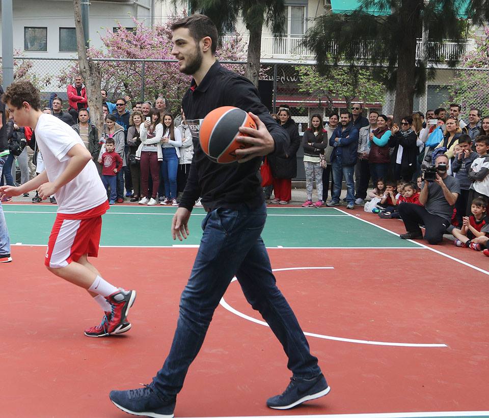 ΟΛΥΜΠΙΑΚΟΣ: ΠΑΠΑΠΕΤΡΟΥ ΚΑΙ ΣΤΡΟΜΠΕΡΙ ΣΤΟ ΠΑΓΚΡΑΤΙ... ΓΙΑ ΤΑ ΕΓΚΑΙΝΙΑ ...