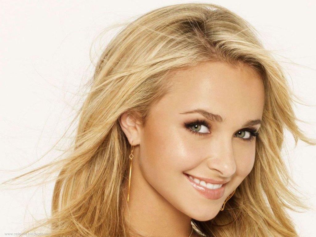 CELEBRATING INFORMATION: Hayden Panettiere warns up vocal chords for ...