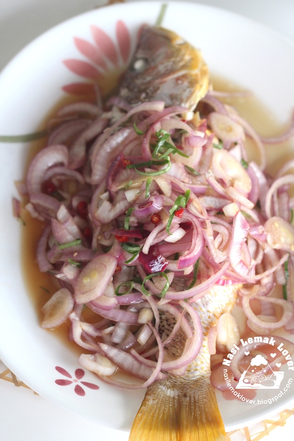 Nasi Lemak Lover: Poached fish with Onions and Limes dressing 青柠洋葱水煮鱼