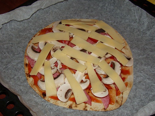 Cristina's world: Pizza cu blat din lipie libaneza