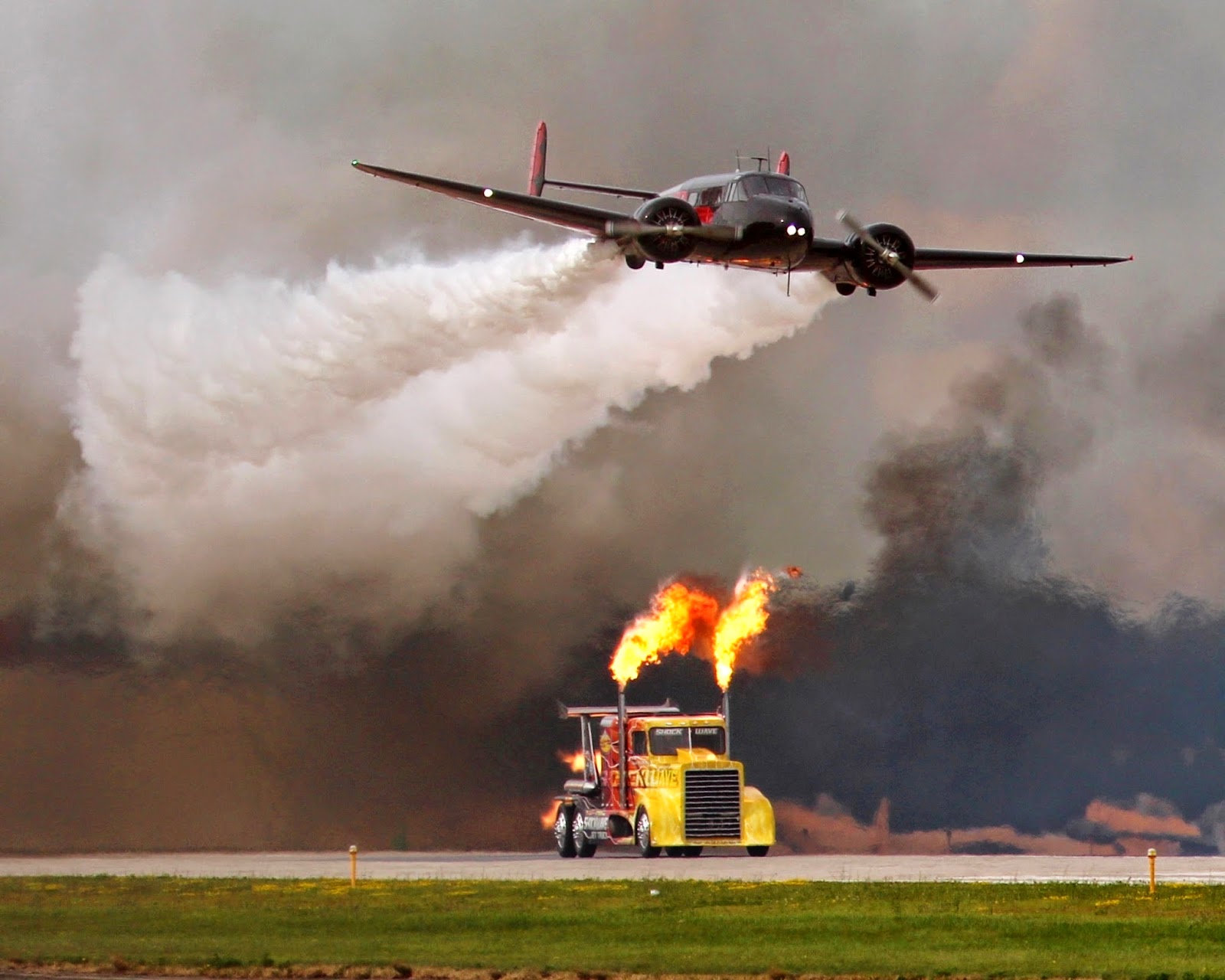 The Aero Experience: EAA AirVenture Oshkosh 2013: Shockwave Jet Truck