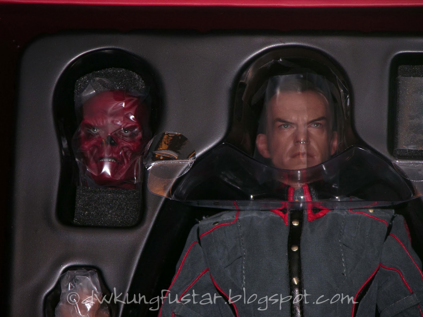 The Fire Rises as The Force Awakens: Hot Toys - Red Skull - Un-Boxing ...