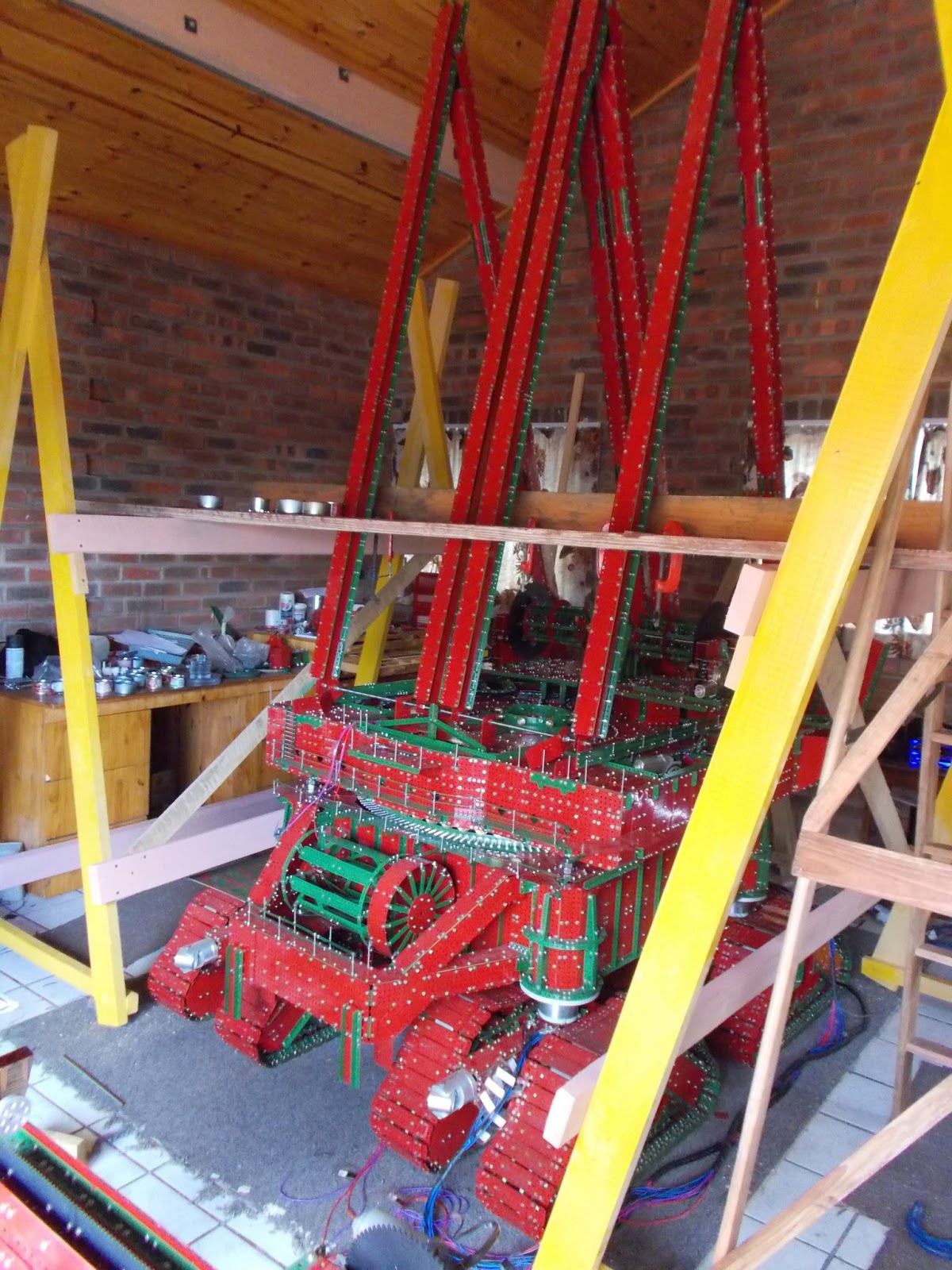 Mighty Meccano Marion 6360: Follow the construction of this ultra-large ...