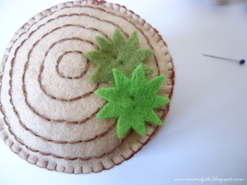 Bugs and Fishes by Lupin: Guest Post: Felt Tree Stump Pincushion Tutorial