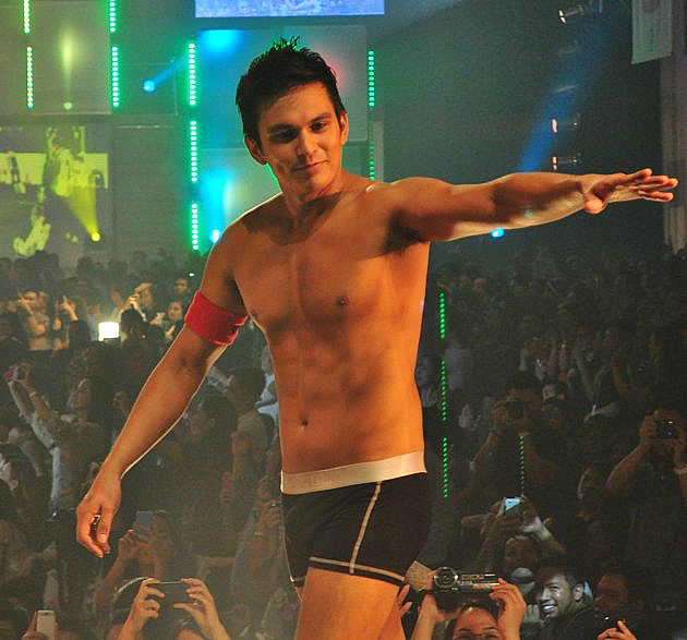 Discreetly Yours: Cosmo Bachelor Bash 2012: Tom Rodriguez