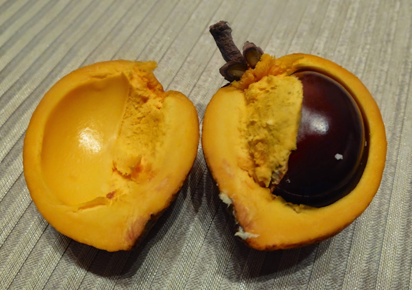 Musings on Life in Hong Kong: Egg fruit 蛋黄果