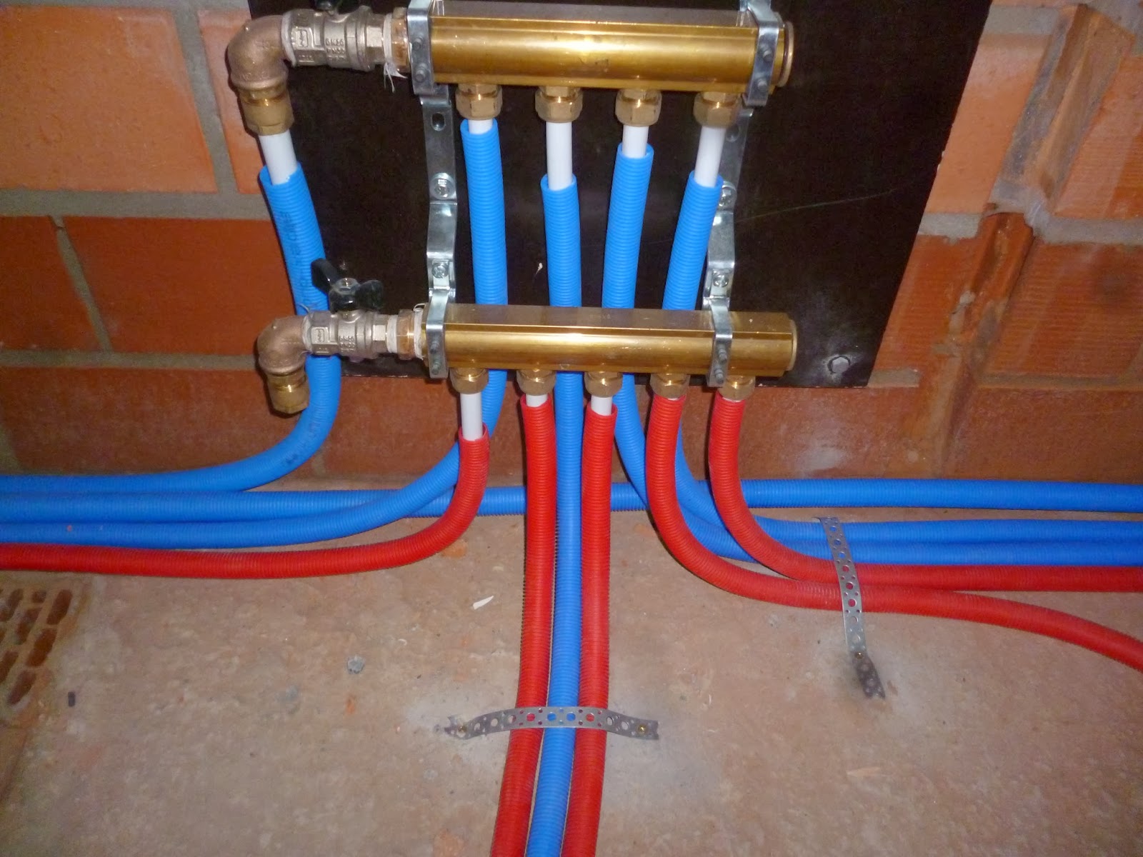 Bouw Toon & Nele: waterleidingen + electriciteitskabels leggen