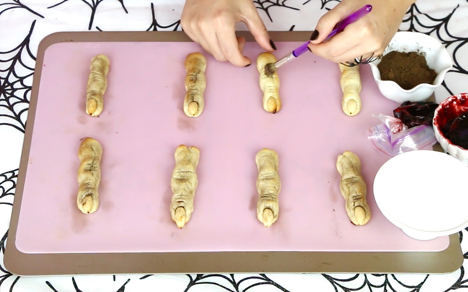 {VIDEO} Halloween Severed Finger Sugar Cookies - The Lindsay Ann