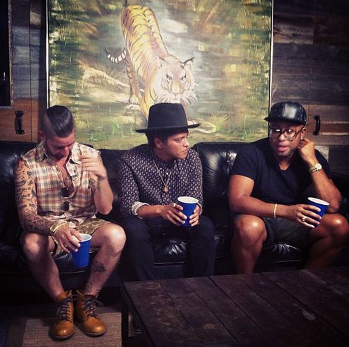 FOTOS exclusivas de Bruno, Phil y Ari durante el livechat - Bruno Mars ...