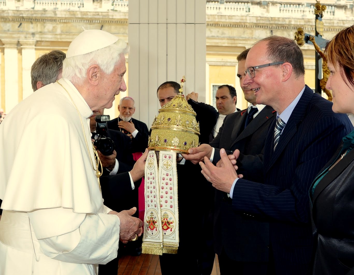SACRIS SOLEMNIIS: Un Triregno per Papa Benedetto, in nome dell'unità