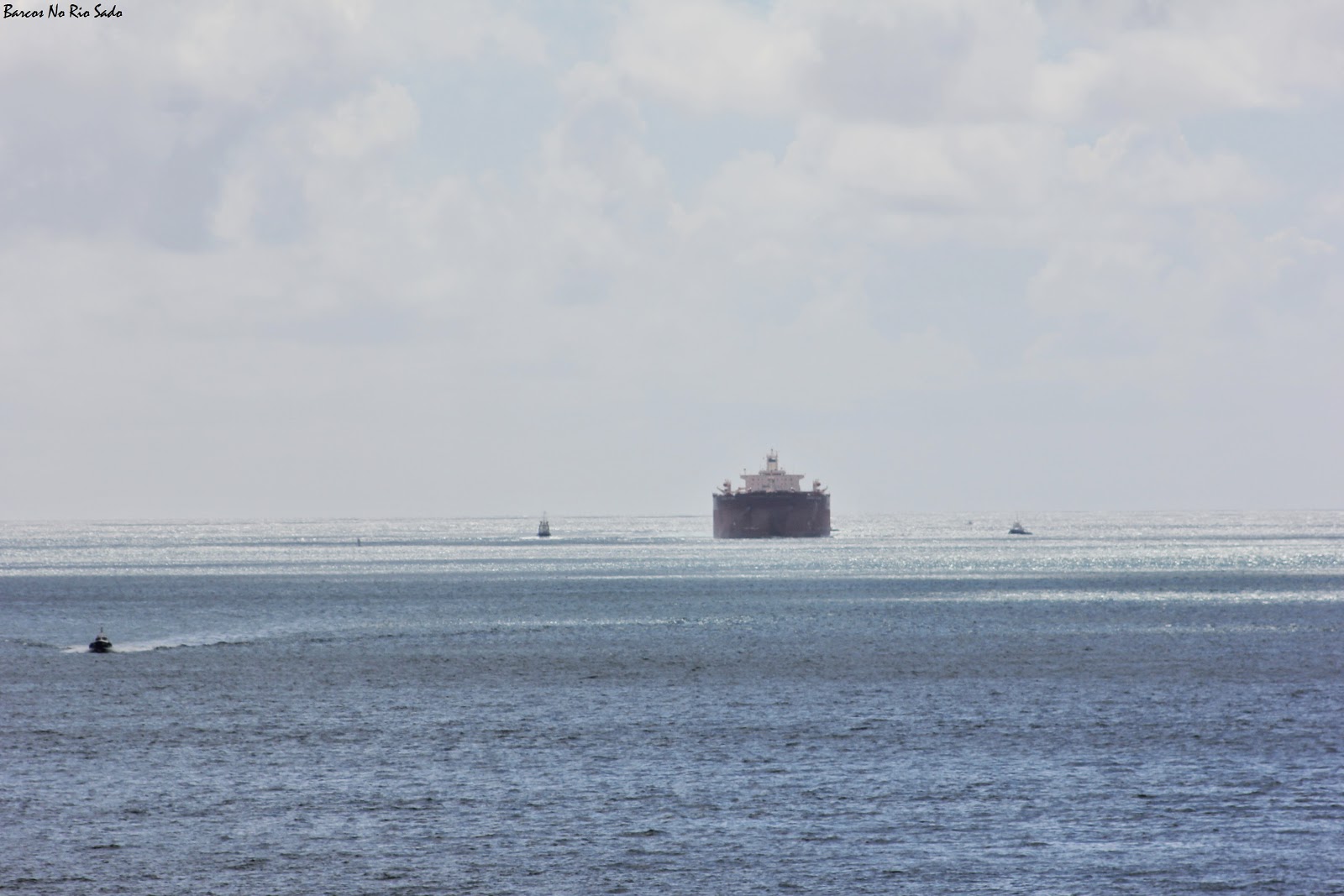 Barcos No Rio Sado: Berge Stahl, um gigante no Sado. Barcos No Rio Sado: Berge Stahl, um gigante no Sado.