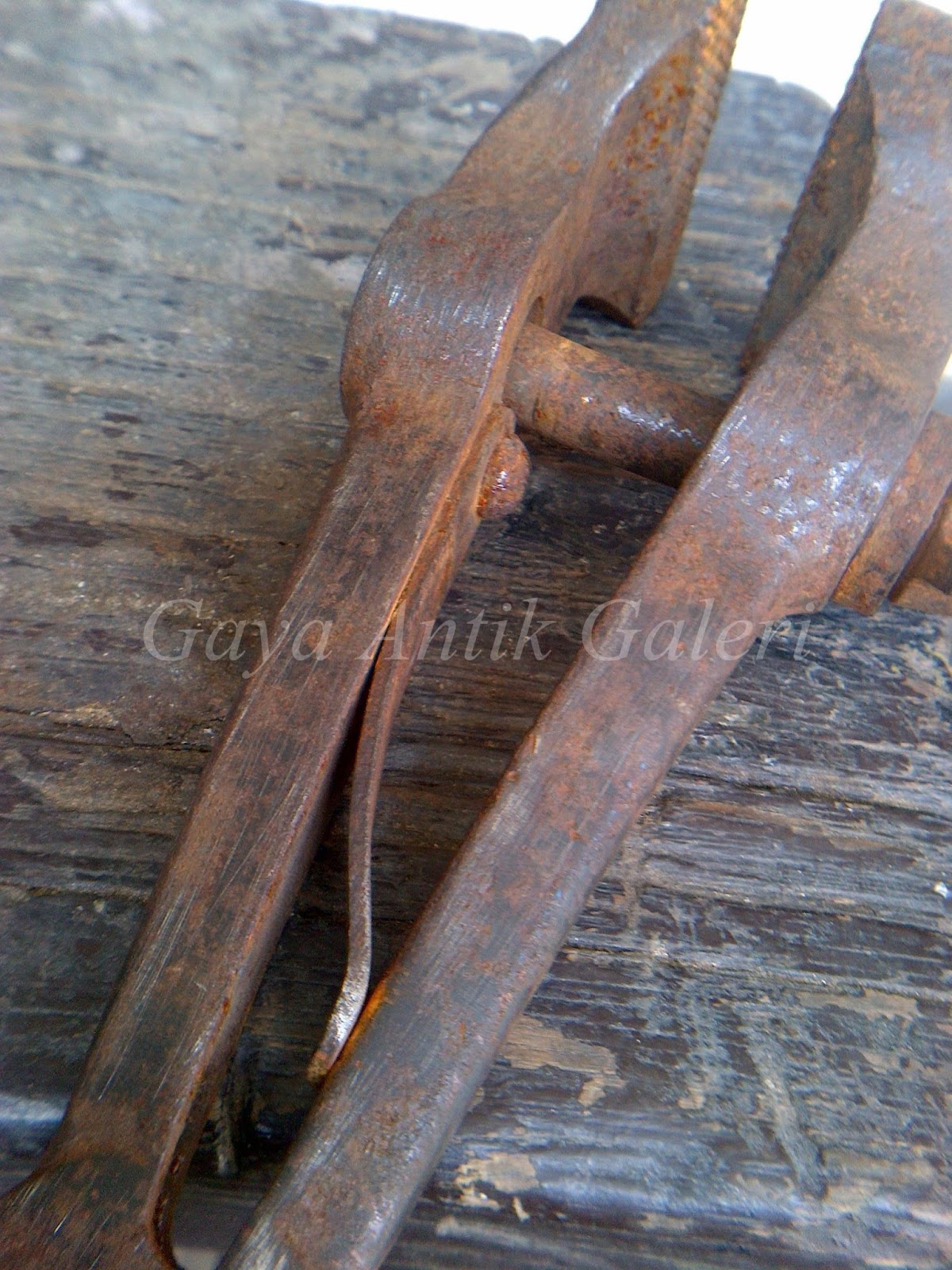 Gaya Antik Galeri : Alat Catok / Ragum Tangan Antik Made In USSR ...