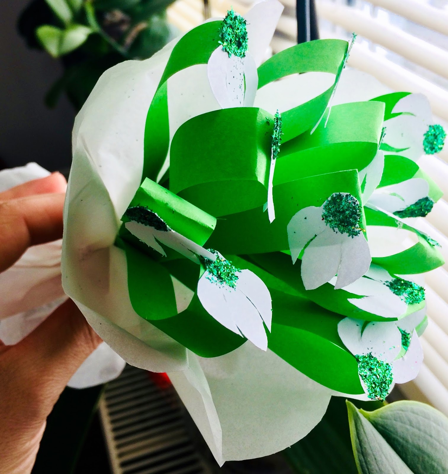 Buchetul care aduce primăvara: „Ghiocei pentru mama” - Materiale ...