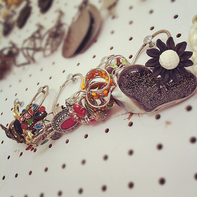 Jewel in The Sand: DIY: Jewelry Holder