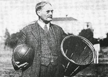 Sejarah Prof. Dr. James A. Naismith Menemukan Permainan Bola Basket ...