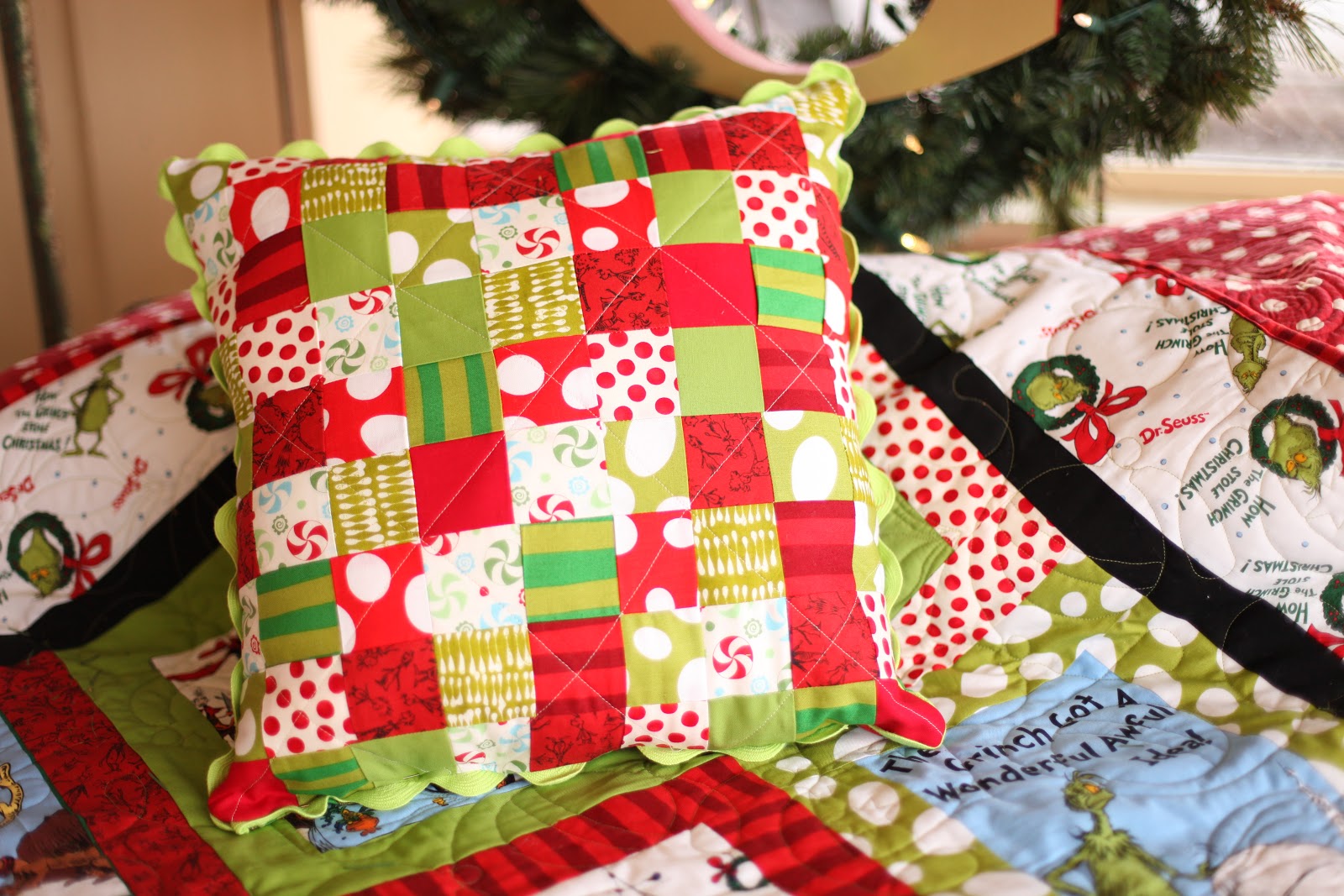 THE QUILT BARN: Grinch Christmas Quilt with Mini Pattern