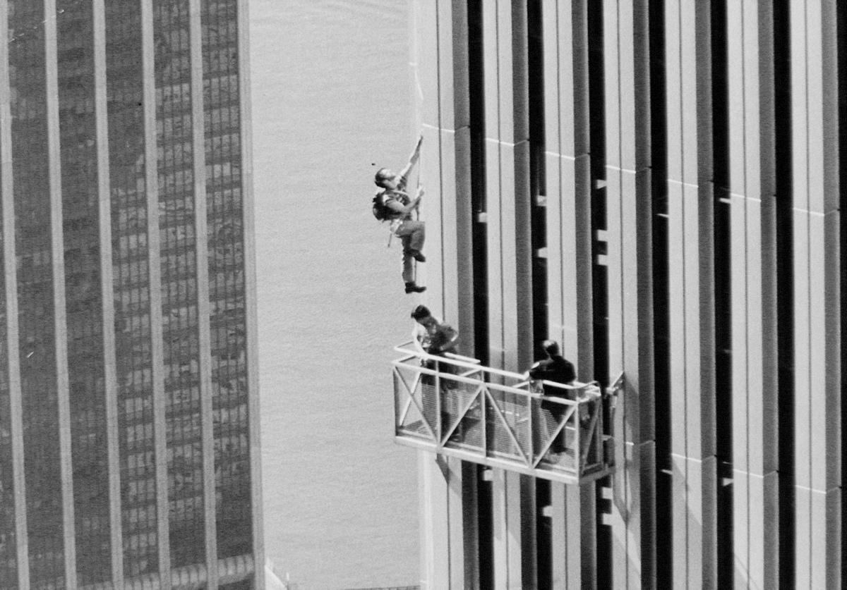 Vintage Photographs Captured ‘Human Fly’ George Willig Climbing the ...
