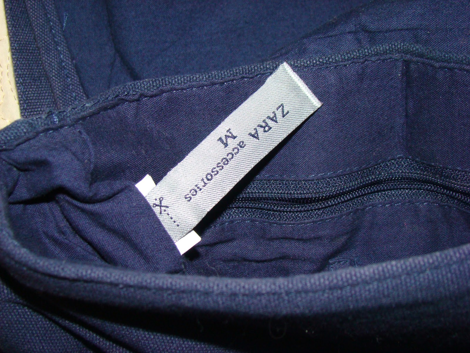 Shopping With Style: Geanta multicolora Zara - VANDUTA