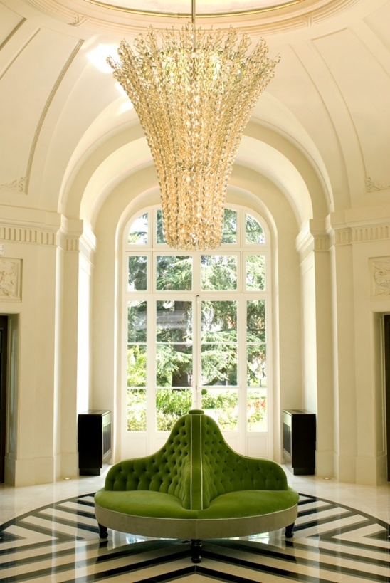 Eye For Design: Decorating With the Borne Settee