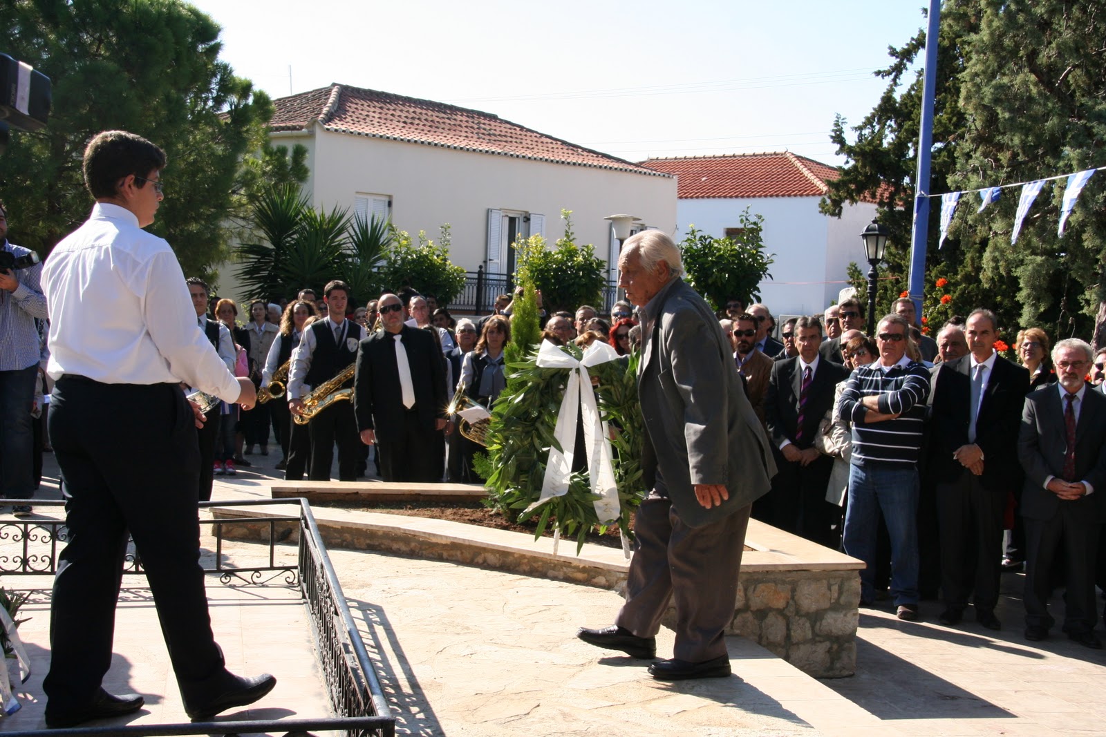 Εικονοσκόπιο News: ''ΦΩΤΟΡΕΠΟΡΤΑΖ ΑΠΟ ΤΗΝ ΚΑΤΑΘΕΣΗ ΣΤΕΦΑΝΩΝ ΣΤΟ ΚΡΑΝΙΔΙ''