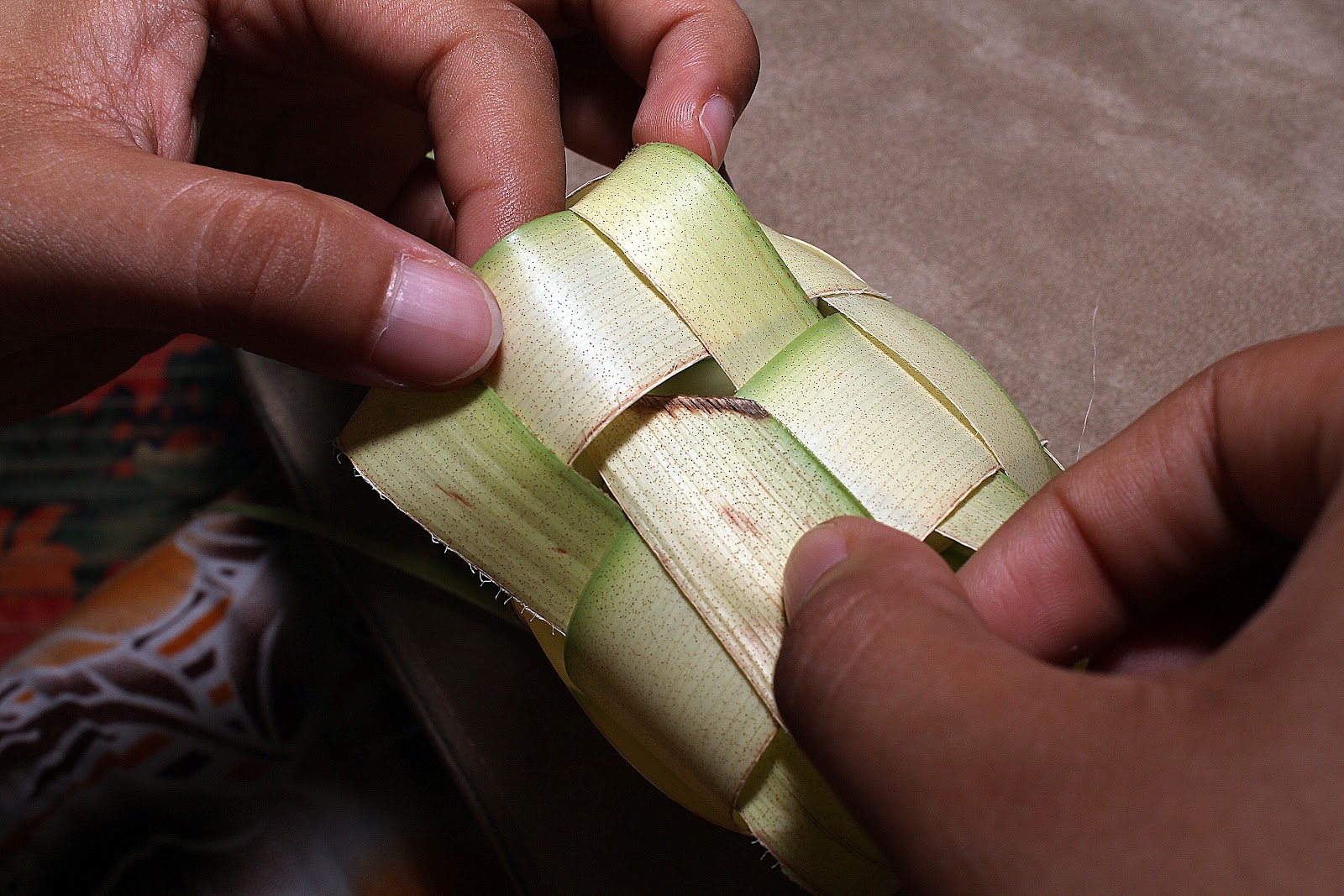 make me fresh: Cara menganyam ketupat bawang