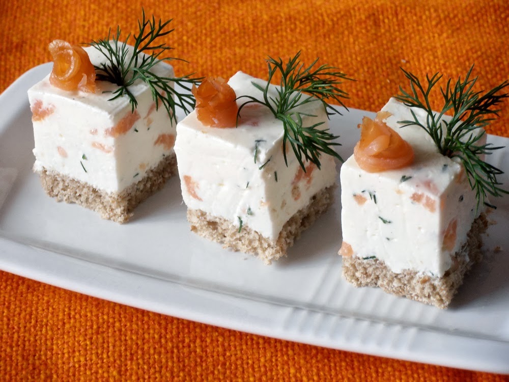 Cuburi aperitiv cu crema de branza si somon - CAIETUL CU RETETE