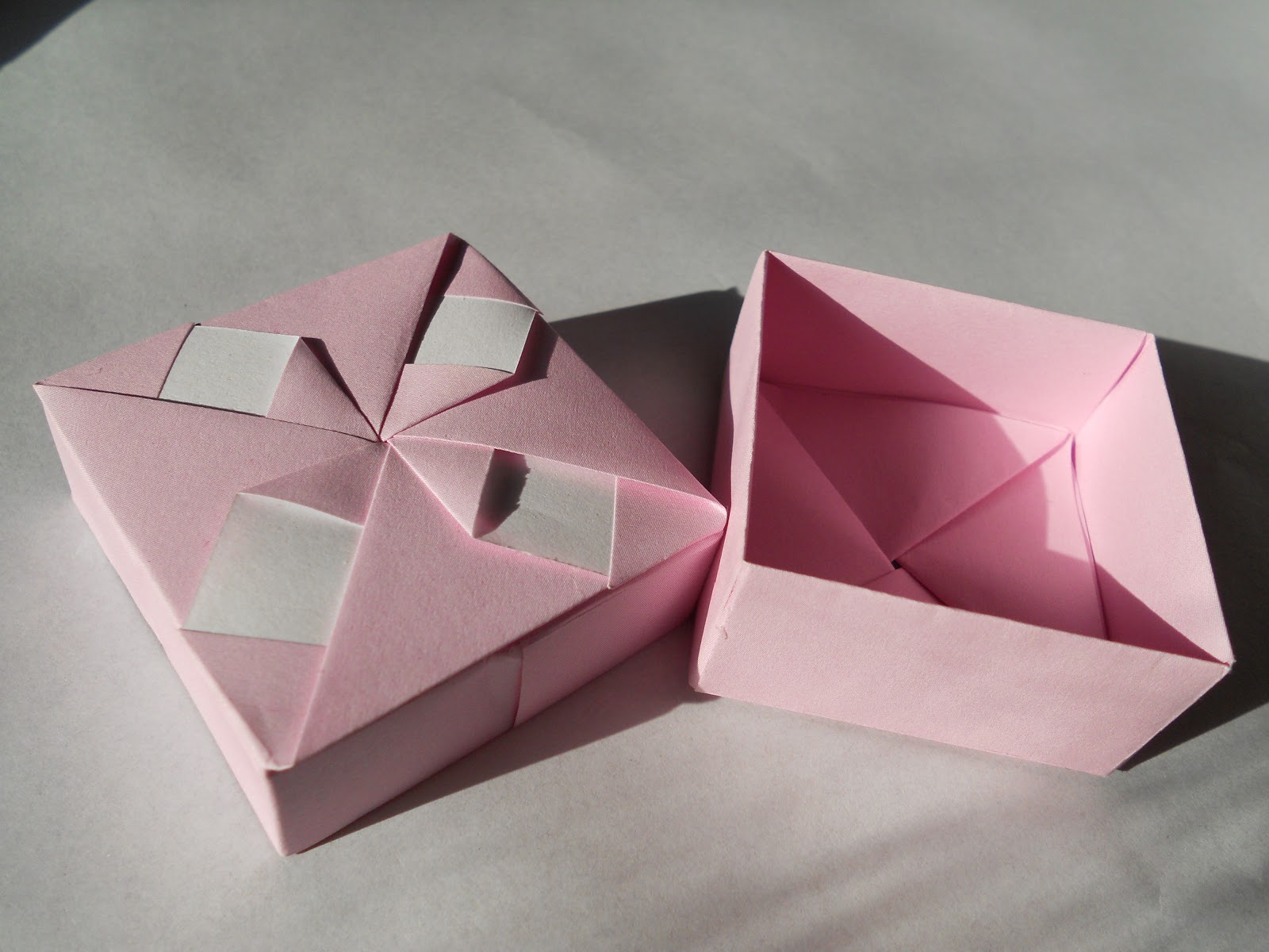 Decoratii Origami: Cutie cadou forma patrata