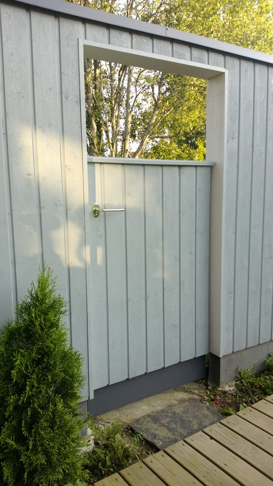 Elämää passiivihirsitalossa: Aidan portti ja kaksikasvoinen Janus