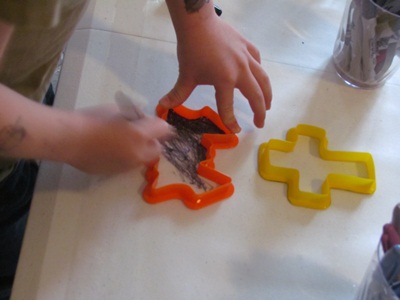 Nouveau Schools: Sticky paper shape tracing in preschool