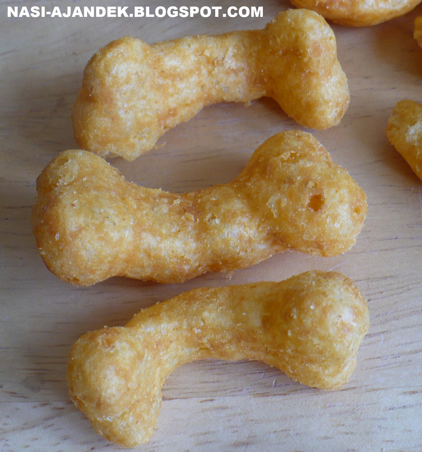 SZERB NASIK 1.: STARK: SMOKI SMOKIC: KETCHUP ÍZŰ, CSONT ALAKÚ KUKORICAPUFI