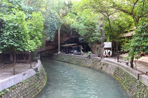 persewaan rental mobil di surabaya: wisata goa ngerong