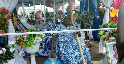 Dead Ghanaian Kumasi woman pounds fufu at her funeral(photos)