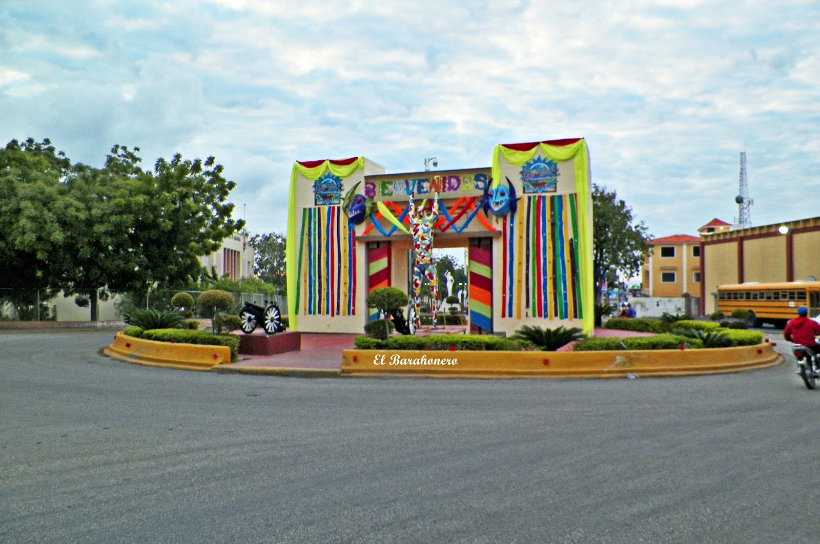 El Arco de la ciudad de Barahona; decorado con motivo de carnaval|El ...