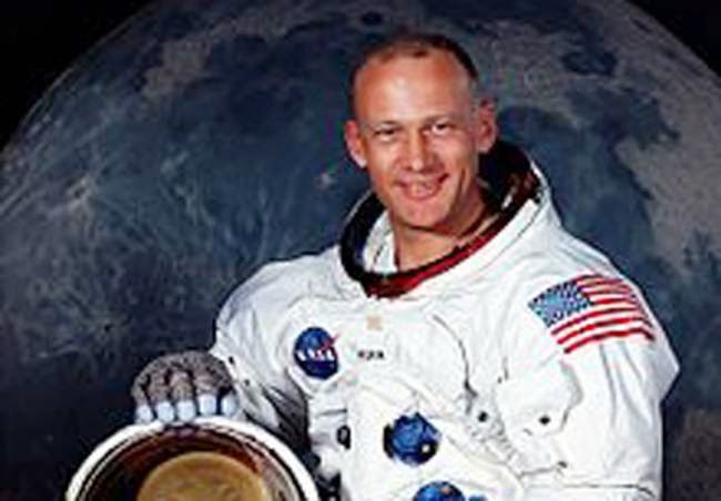 ΔΗΛΩΣΗ ΣΟΚ ΑΠΟ ΑΣΤΡΟΝΑΥΤΗ ΤΟΥ APOLLO 11 ΠΟΥ ΘΑ ΣΥΖΗΤΗΘΕ...!Ι ...