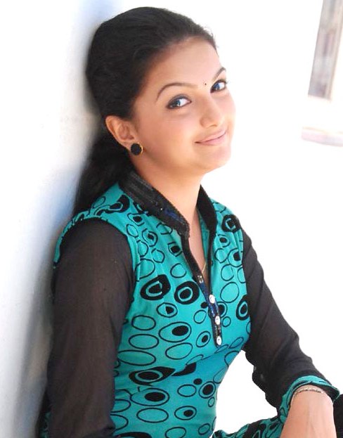 Online Picture Gallery : Too Cute Girl