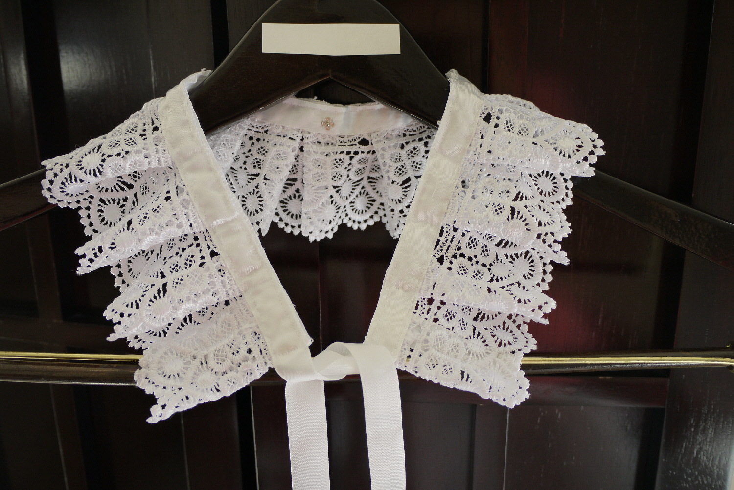 Category - Beautiful: Detachable White Lace Collar... DIY