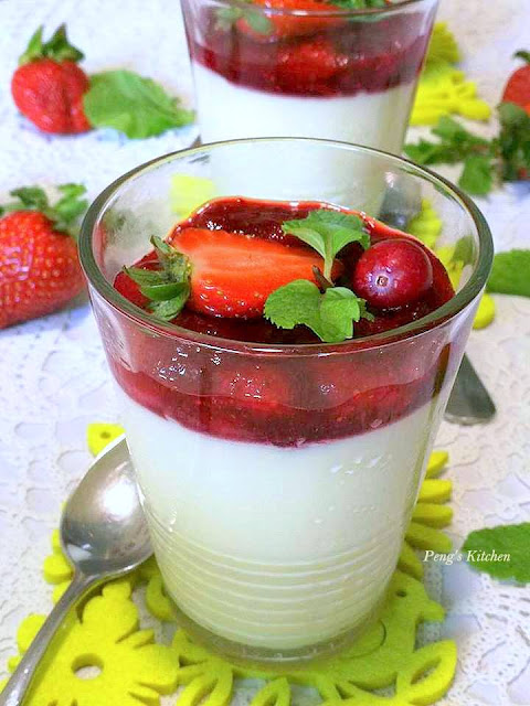Peng's Kitchen: Panna Cotta with Berries Sauce