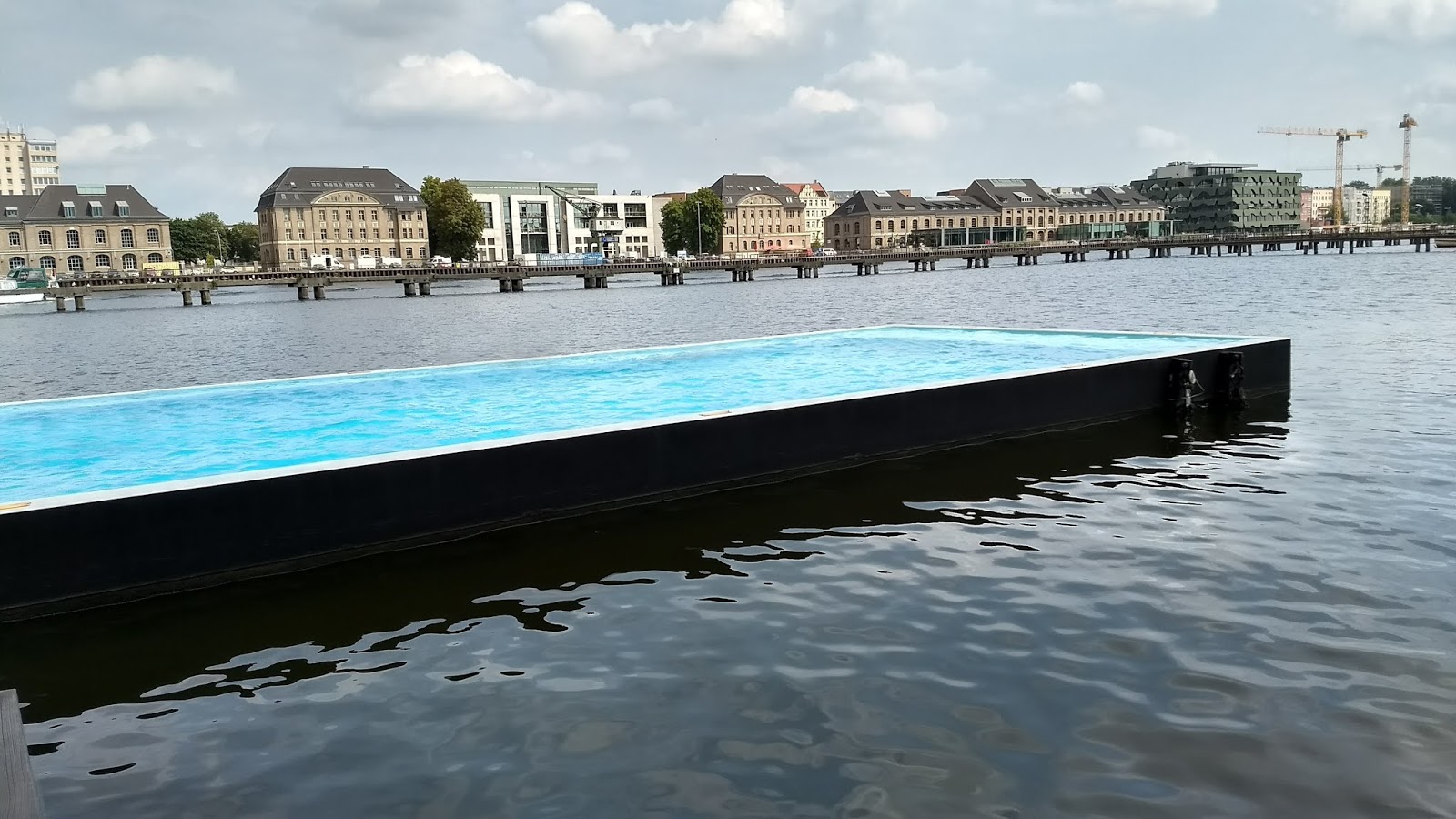 Skiing the Planet: Badeschiff