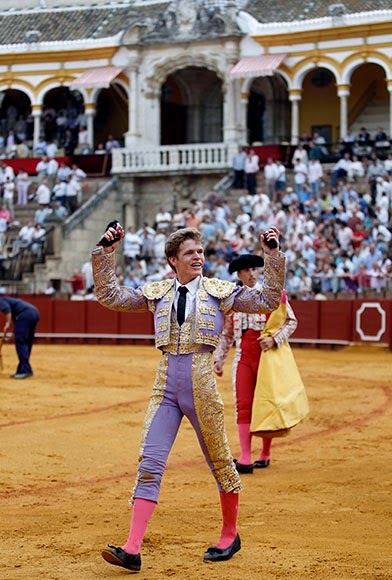 Gelán Noticias: TOROS.- El novillero sevillano Borja Jiménez recoge ...