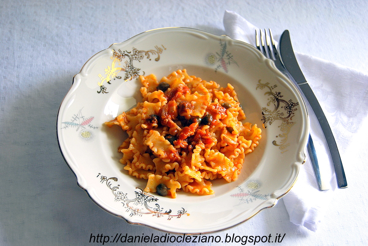 Mafalde corte al tonno con capperi e olive nere | Daniela&Diocleziano