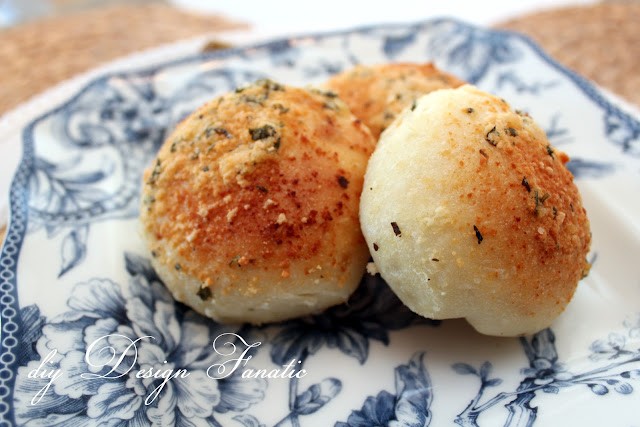 diy Design Fanatic: Garlic Romano Cheese Pull Apart Bread