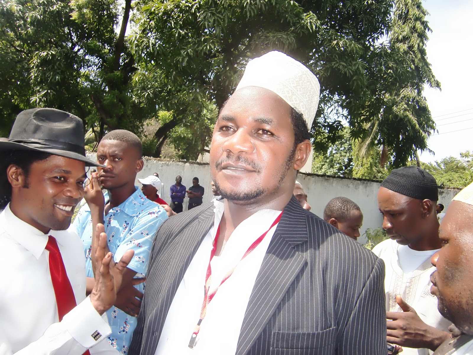 STRAIKA: TAZAMA MAPICHA YA KABURI LA SAJUKI NA 'FULL' MAPICHA YA ...