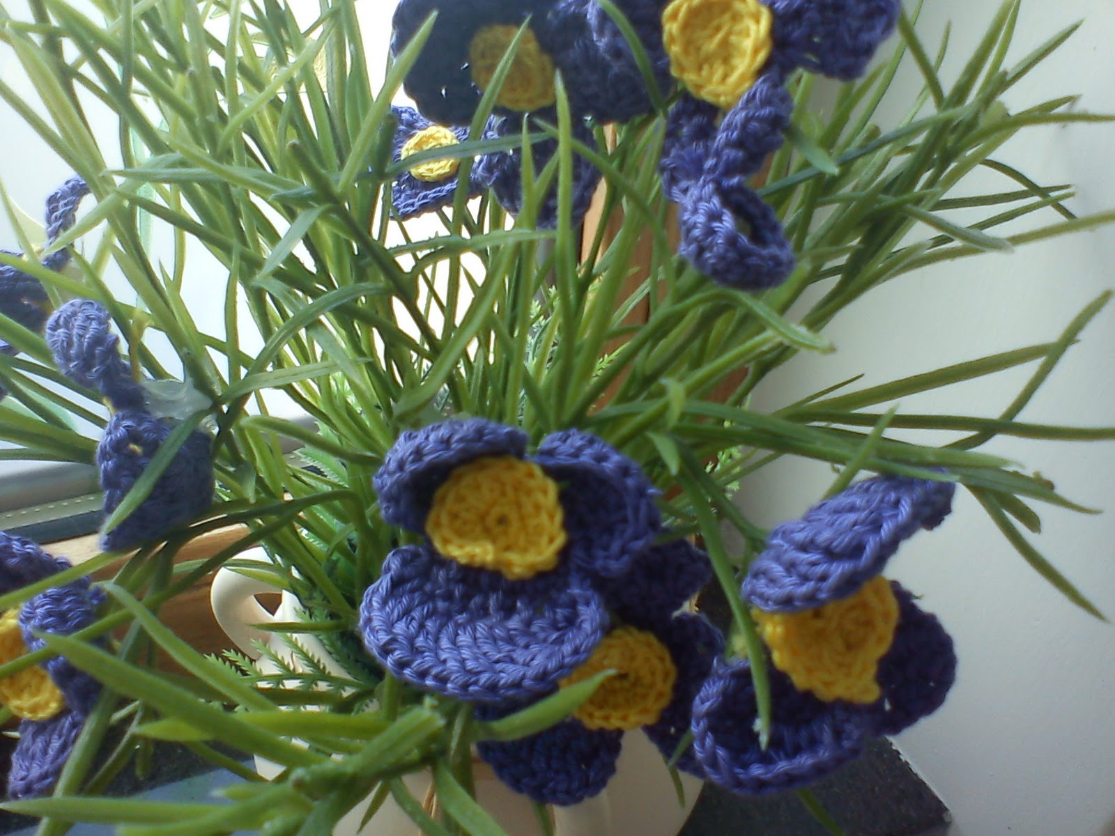 L'UNCINETTO DI VANESSA e TIZIANA: vaso con piccoli fiorellini viola