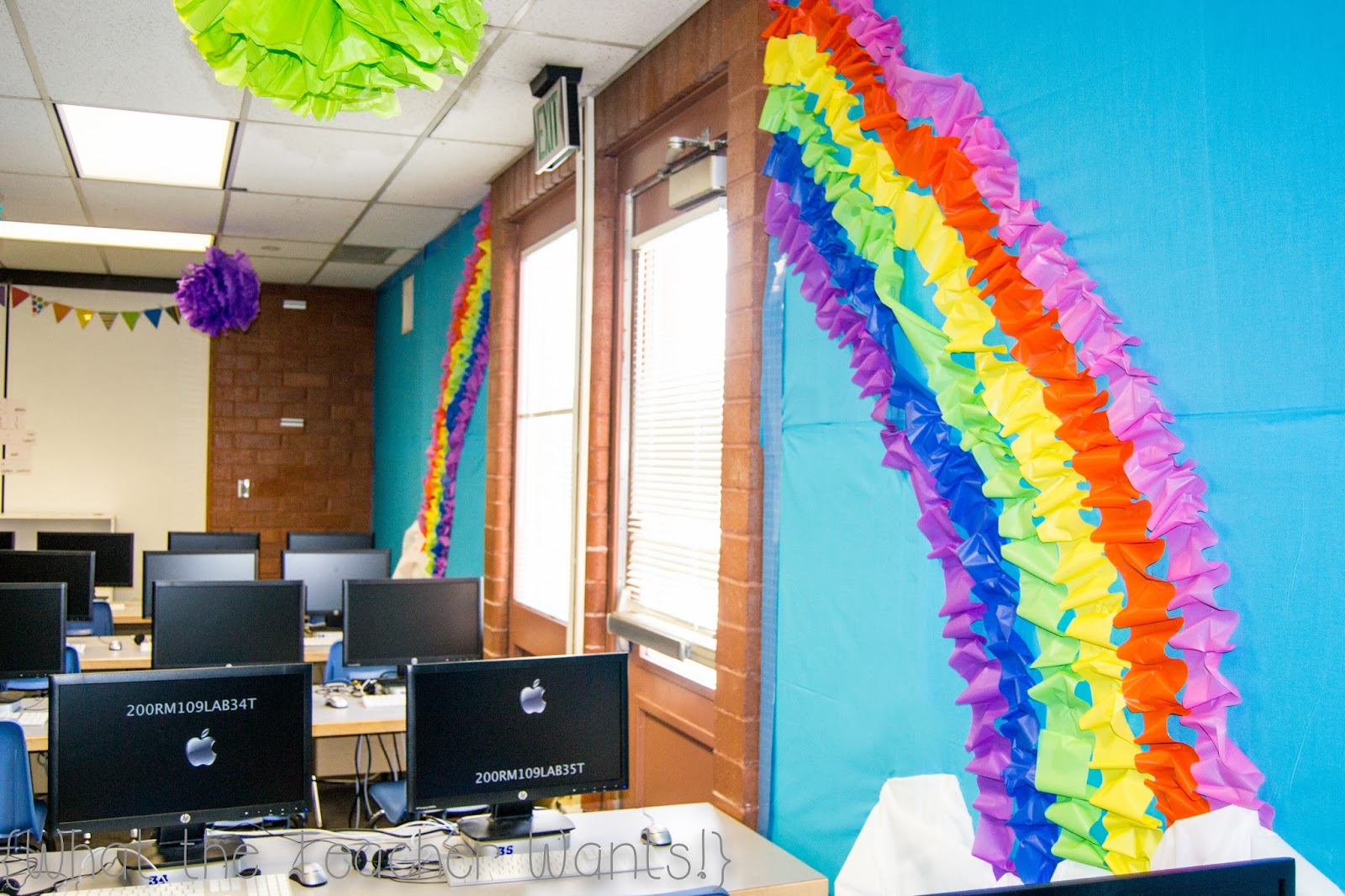 What the Teacher Wants!: Classroom Tour! {Compter Lab - Rainbow Themed}