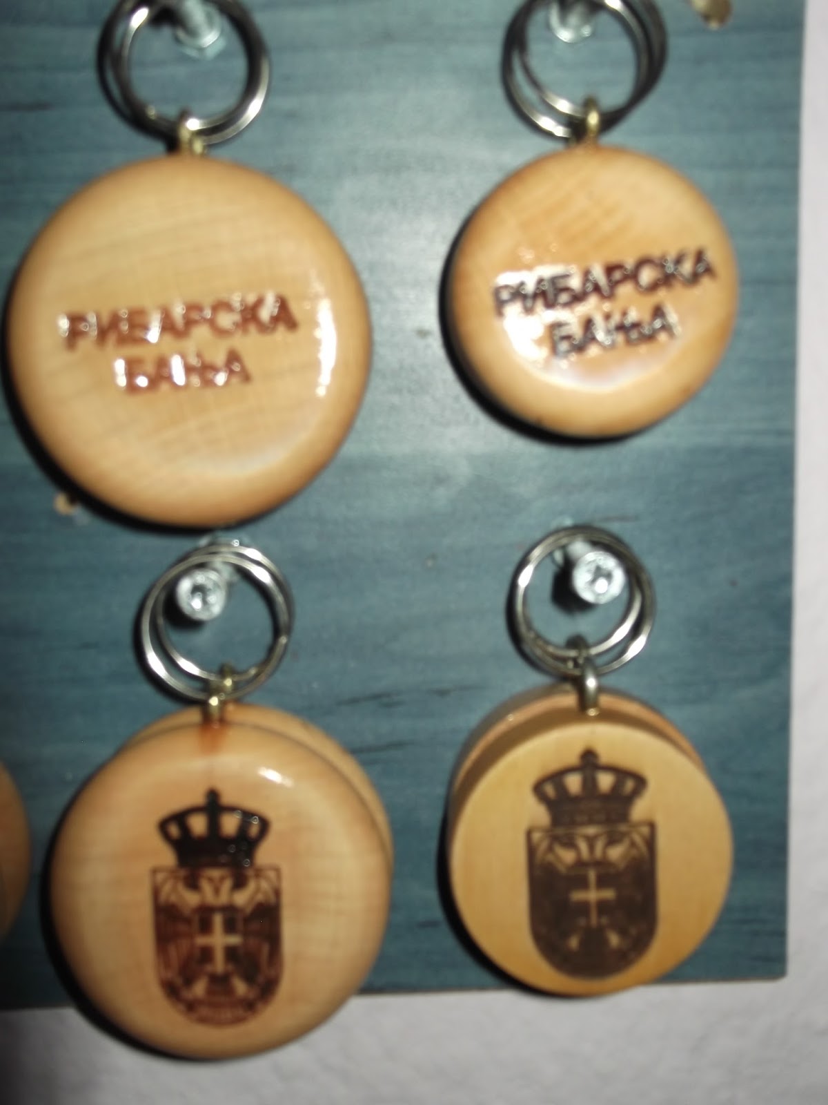 SUVENIRNICA JEZ: DRVENI PRIVESCI SA NATPISOM I SLIKOM PO ZELJI KUPCA