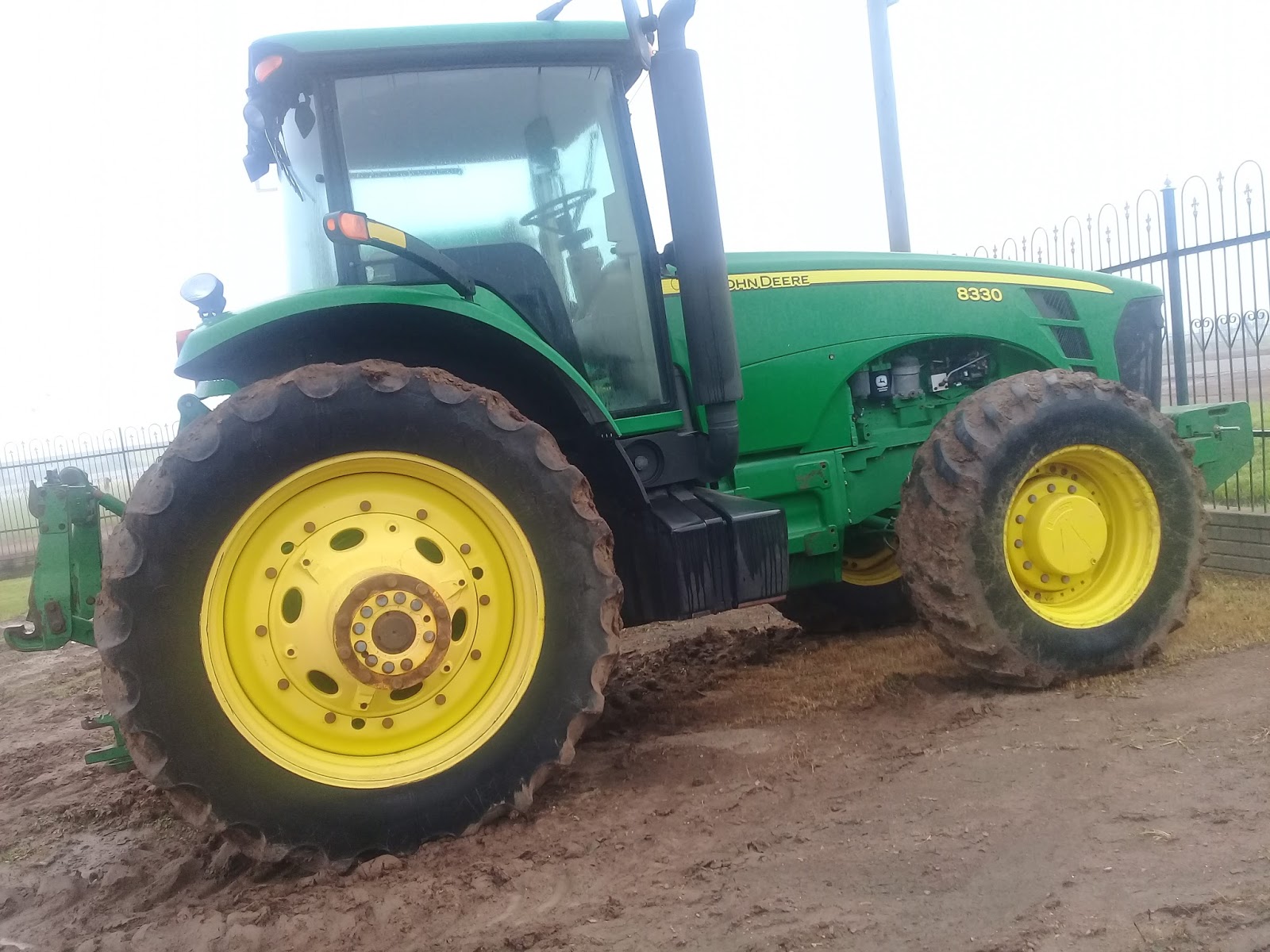 MAQUINARIA AGRICOLA INDUSTRIAL: Tractor John Deere 8330